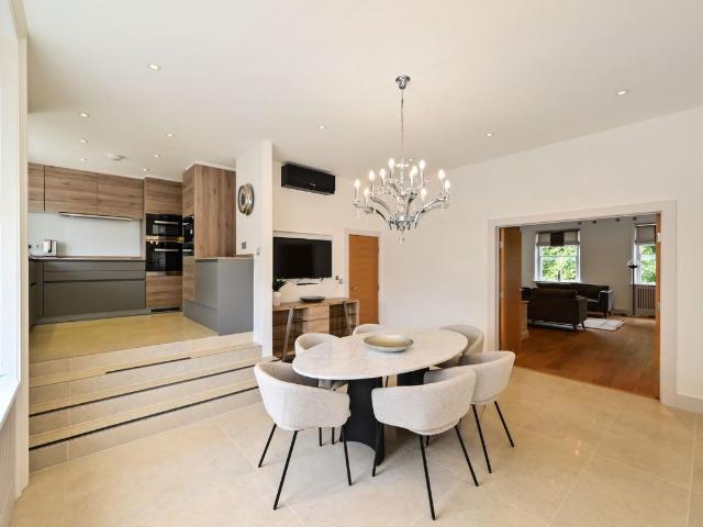 Lowndes Square, Belgravia SW1X, 3 bed flat to rent, £11,917 pcm | PrimeLocation