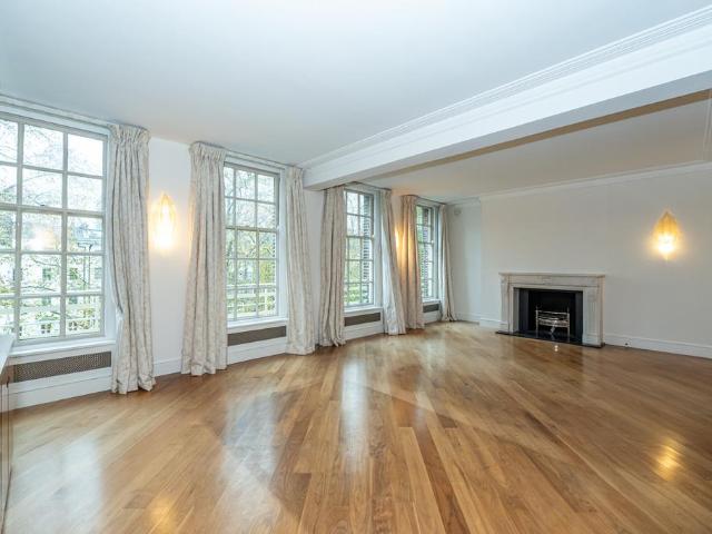 Lowndes Square, London SW1X 3 bed flat to rent £17,334 pcm £4,000 pw