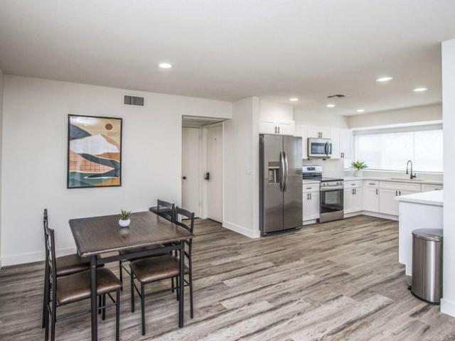 LOWPRICED Rooms in Glendale Indoor Laundry & B