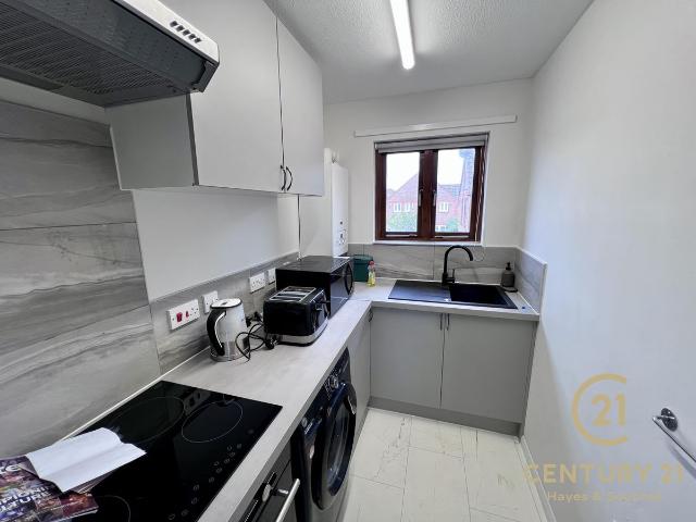 Loxwood Close TW14, 1 bed maisonette to rent, £1,400 pcm | PrimeLocation