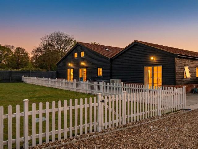 Loxwood Road, Alfold, GU6 4 bed barn conversion to rent £2,800 pcm £646 pw