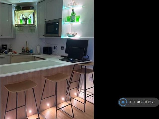 Lloyd George Avenue, Cardiff, CF10 1 bed flat to rent £2,250 pcm £519 pw