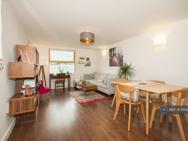 Lloyds Row, London, EC1R 1 bed flat to rent £2,800 pcm £646 pw