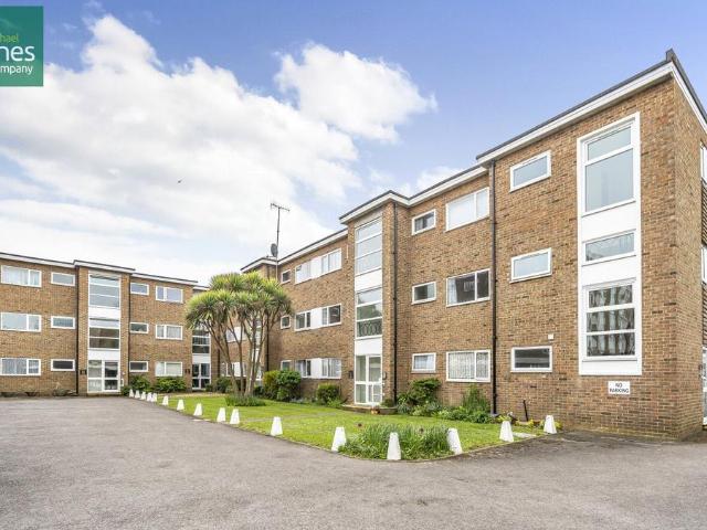 Llandaff Court, Worthing BN11 1 bed flat to rent £1,050 pcm £242 pw