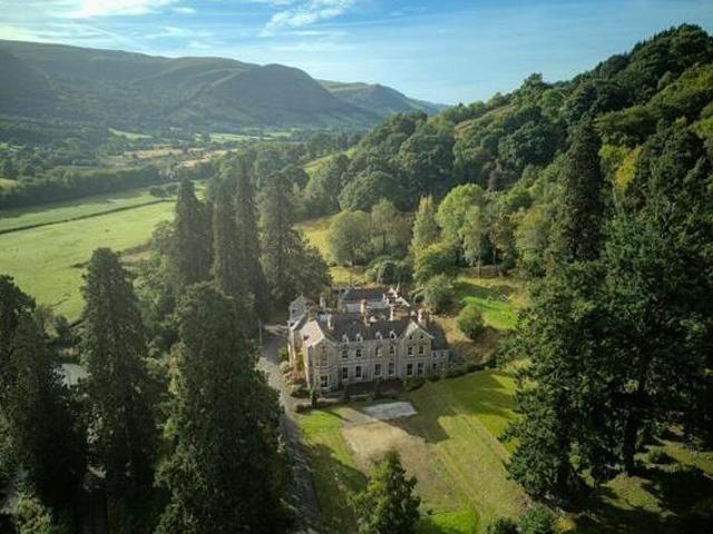 Llandinam, Powys, 20 Bedroom House