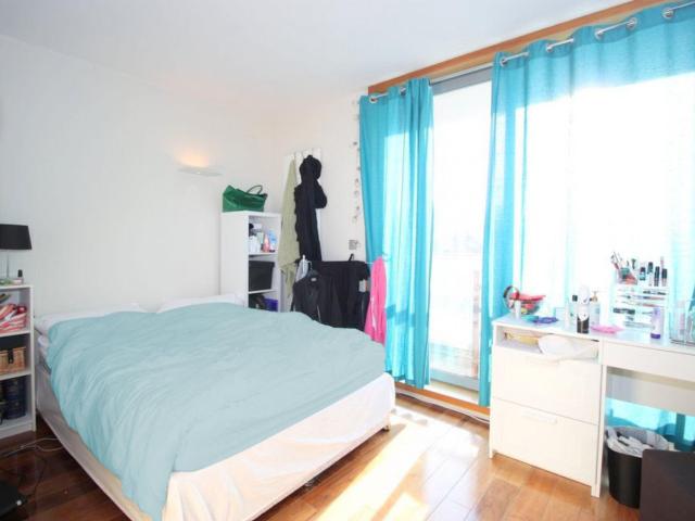 Luminous double bedroom with a balcony, in Islington Has a Room