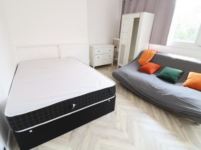 Luminous double bedroom in Islington Has a Room