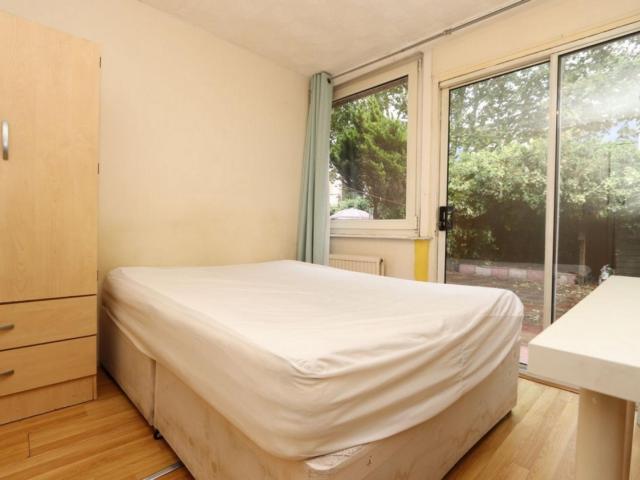 Luminous double bedroom near Royal Victoria Gardens Has a Room