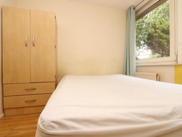 Luminous double bedroom near Royal Victoria Gardens Has a Room