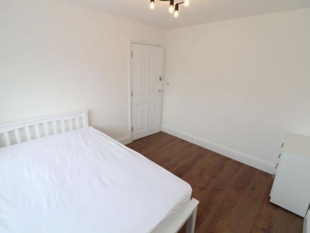 Luminous double bedroom near the Colliers Wood Tube Has a Room