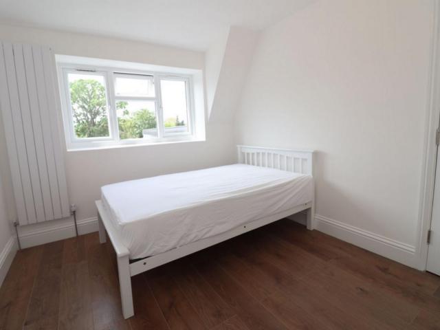 Luminous double bedroom near the Colliers Wood Tube Has a Room