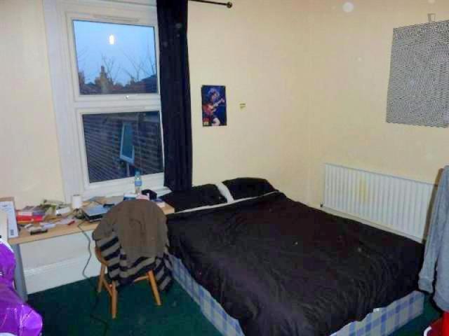 Luminous double bedroom not far from Alexandra Park Has a Room