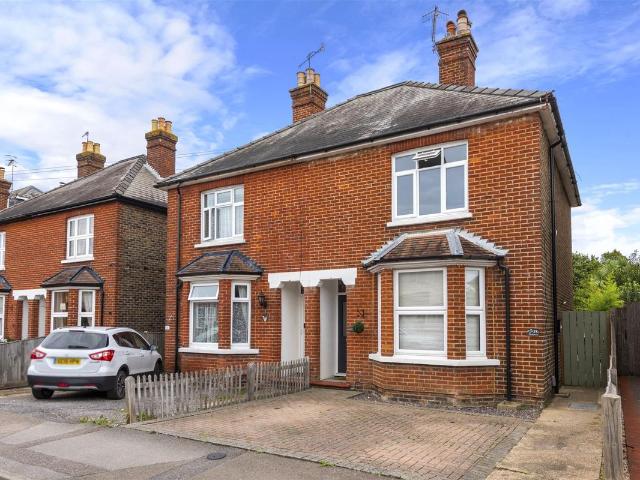 Lumley Road, Horley RH6, 1 bed maisonette to rent, £1,350 pcm | PrimeLocation