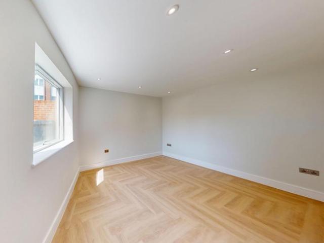 Lunar Court, Enfield, EN2 1 bed flat to rent £1,750 pcm £404 pw