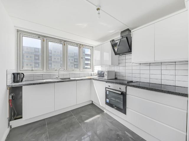 Lucas Court, Strasburg Road, London SW11, 3 bed flat to rent, £2,750 pcm | PrimeLocation