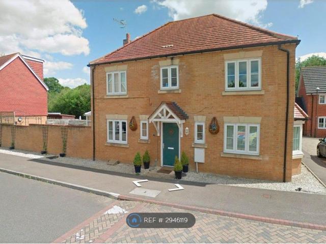 Lucas Close, Maidenbower, Crawley RH10, 4 bed detached house to rent, £2,850 pcm | PrimeLocation