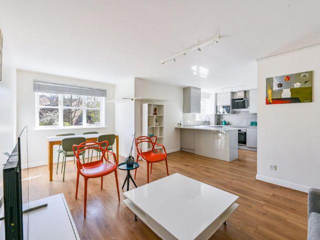 Lucas Gardens, East Finchley, London, N2 2 bed flat to rent £3,000 pcm £692 pw