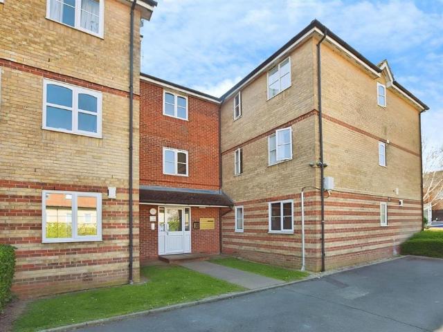 Lucas Gardens, London, N2 2 bed flat to rent £1,650 pcm £381 pw