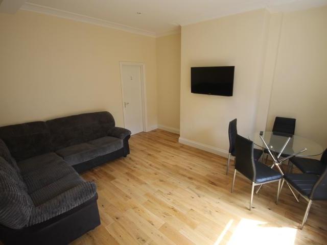Lucas Place, Woodhouse, Leeds, LS6 2JB 6 bed terraced house to rent £2,756 pcm £636 pw