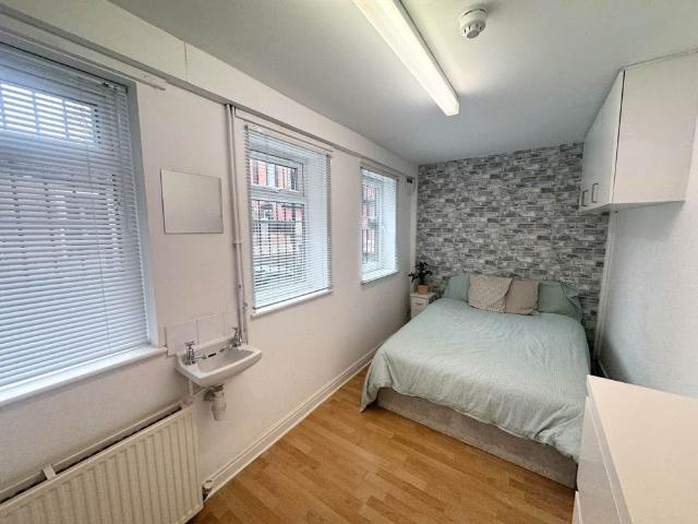 Lucas Street Room 2, Headingley, Leeds