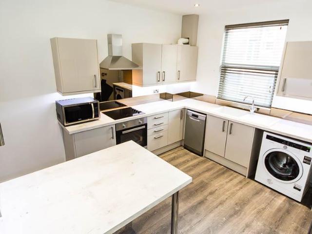 Lucas Street, Woodhouse, Leeds, LS6 2JD 6 bed terraced house to rent £2,730 pcm £630 pw