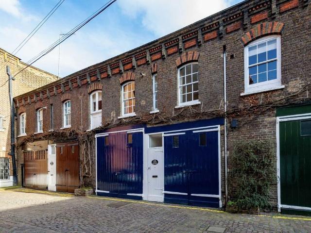 Lucerne Mews, London W8 1 bed flat to rent £3,000 pcm £692 pw