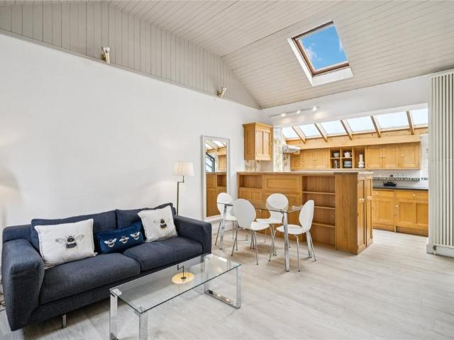 Lucerne Mews, London, W8 1 bed flat to rent £3,000 pcm £692 pw