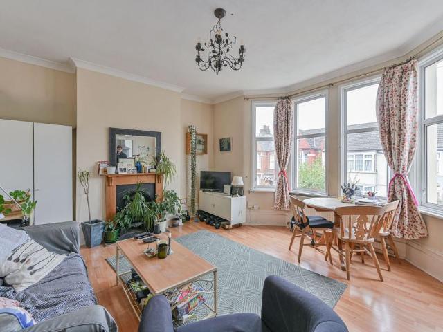 Lucien Road, Tooting Bec, London, SW17 2 bed flat to rent £3,000 pcm £692 pw