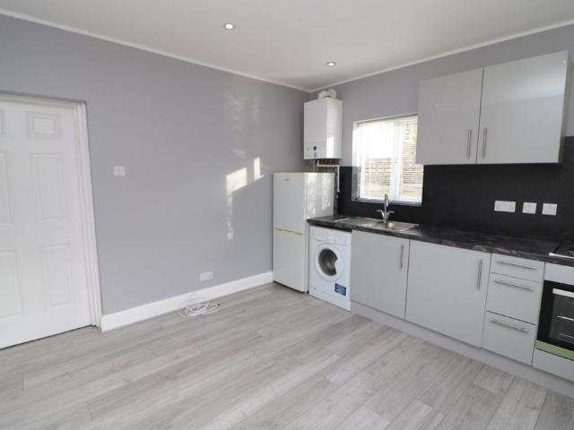 Lucien Road, London SW17 1 bed ground floor flat to rent £1,550 pcm £358 pw