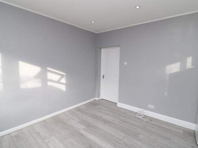 Lucien Road, London SW17 1 bed ground floor flat to rent £1,550 pcm £358 pw