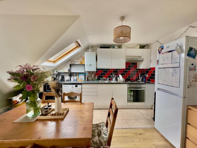 Lucien Road, SW17 8HS 2 bed flat to rent £2,300 pcm £531 pw