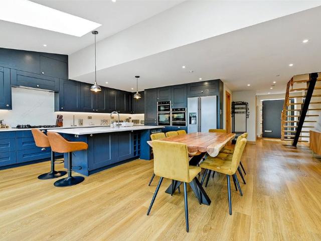 Luker Avenue, Henley on Thames. 4 bed semi detached house to rent £6,500 pcm £1,500 pw