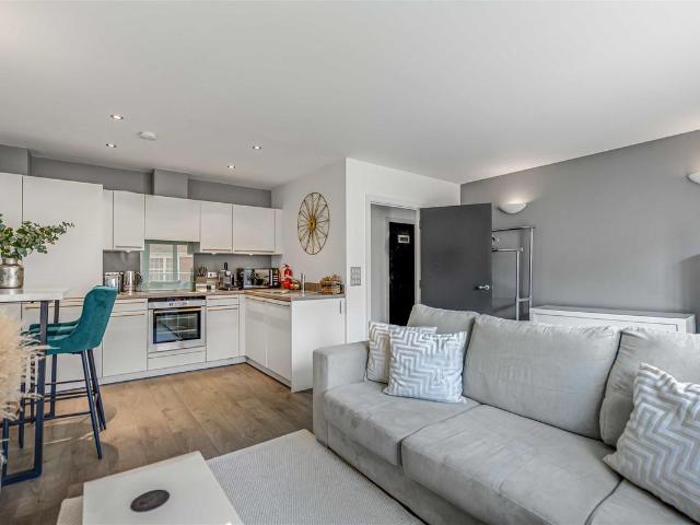 Lurline Gardens, Battersea, London SW11, 1 bed flat to rent, £2,500 pcm | PrimeLocation