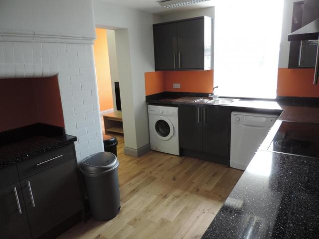 Lustrous House, Gillingham 6 bed house to rent £3,750 pcm £865 pw