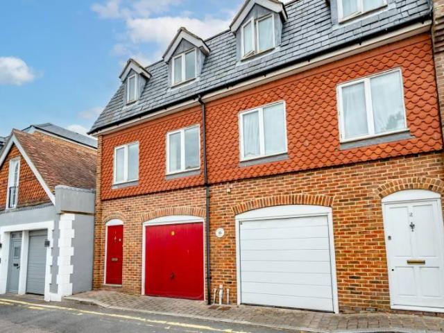 Lushington Lane, Eastbourne BN21 2 bed townhouse to rent £1,340 pcm £309 pw
