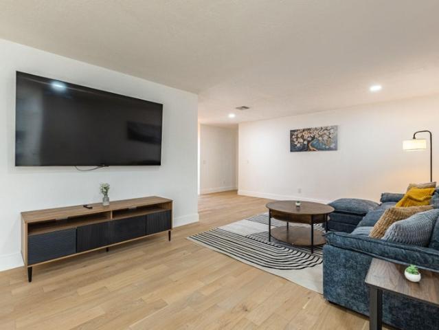 Lutz House with Dining area. Modern & spacious