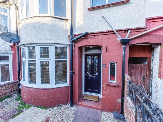 Luton LU1, 4 bed terraced house to rent, £1,700 pcm | PrimeLocation