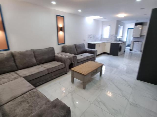 Luton Road, Birmingham B29 8 bed detached house to rent £4,507 pcm £1,040 pw