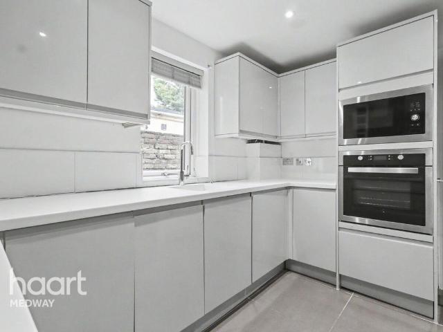 Luton Road, Chatham 3 bed terraced house to rent £1,375 pcm £317 pw