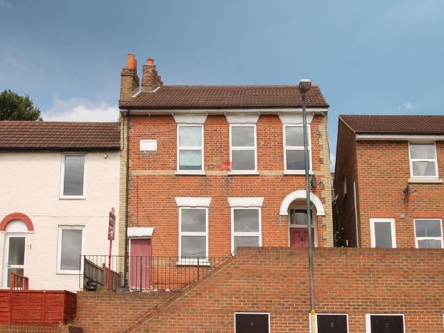 Luton Road, Chatham 2 bed flat to rent £1,150 pcm £265 pw