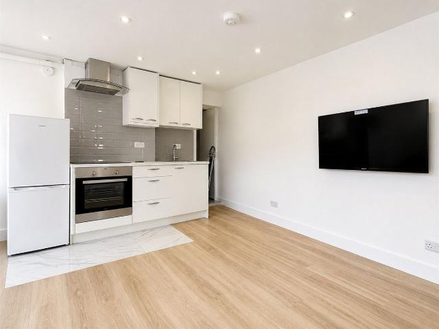 Luton Road, Chatham, Kent ME4, 1 bed flat to rent, £875 pcm | PrimeLocation