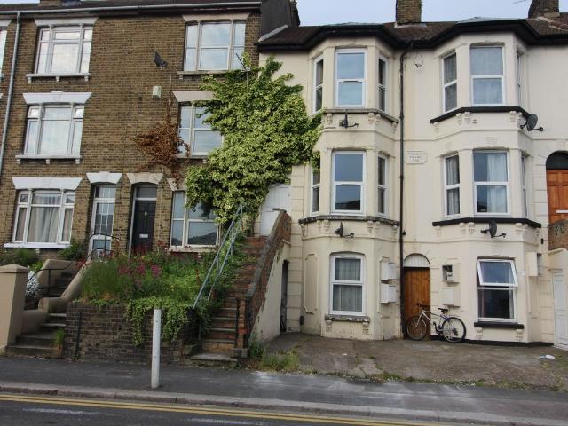 Luton Road, Chatham ME4, 1 bed flat to rent, £950 pcm | PrimeLocation