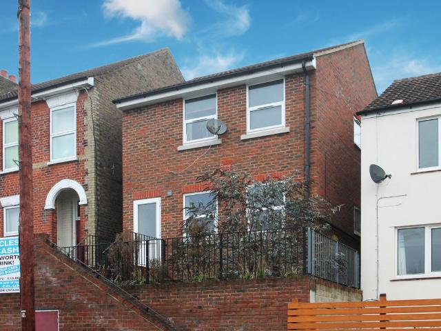 Luton Road, Chatham ME4, 2 bed flat to rent, £1,100 pcm | PrimeLocation