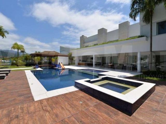 Luxuosa Mansão à Venda na Marina Guarujá com Pier Privativo Descubra o melhor do luxo costeiro nest