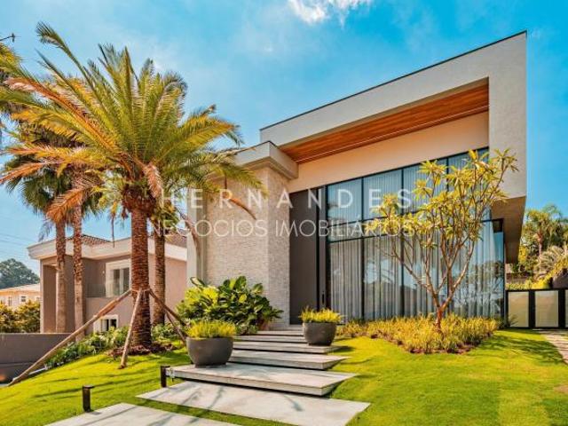 Luxuosa mansão de 6 suítes em Alphaville: 3 salas, 9 banheiros, 15 vagas!