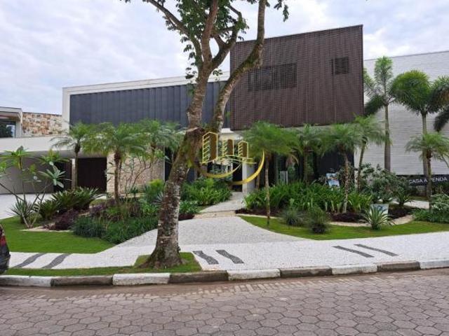 Luxuosa mansão de 8 quartos e 8 suítes na Riviera, Bertioga SP, com 800m² e 7 vagas de garagem. Impe