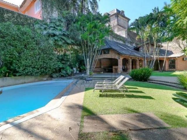 Luxuosa mansão de alto padrão em condomínio, Rua Fechada no Jardim Leonor, SP: 5 quartos, 5 suíte