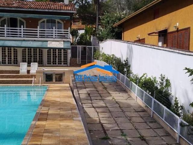 Luxuosa Casa c/ 3 Suítes, Área Gourmet, Piscina Semi Olímpica e Muito Mais