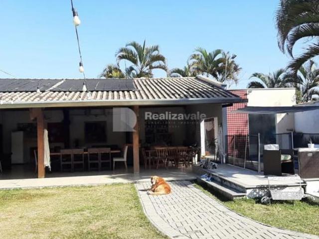 Luxuosa casa com área de lazer e espaço de sobra no interior de SP