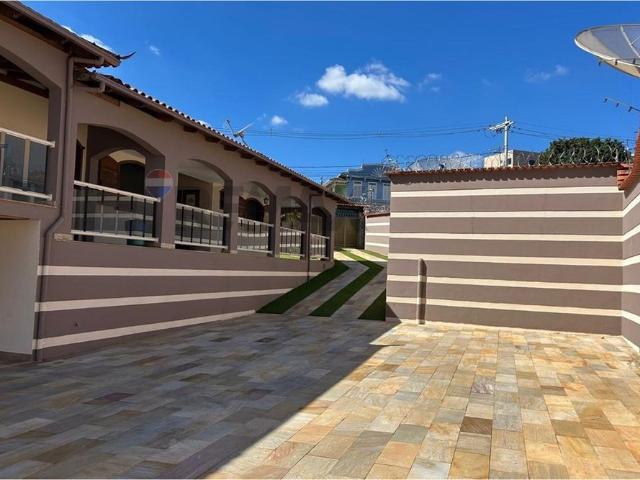 Luxuosa Casa com Jardim e Piscina em Azurita